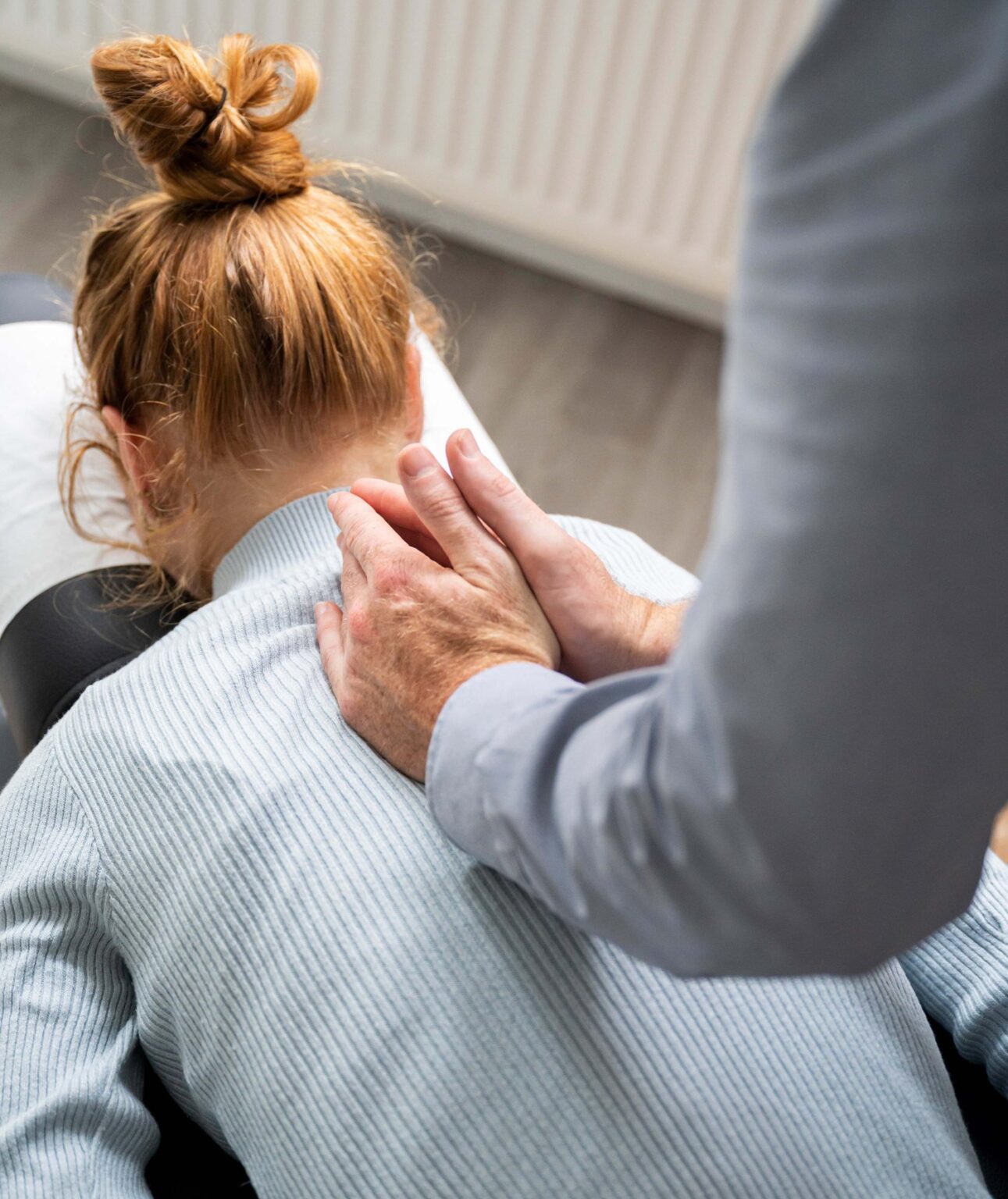 Pijn tussen schouderbladen? Oorzaken en 8 oefeningen die helpen